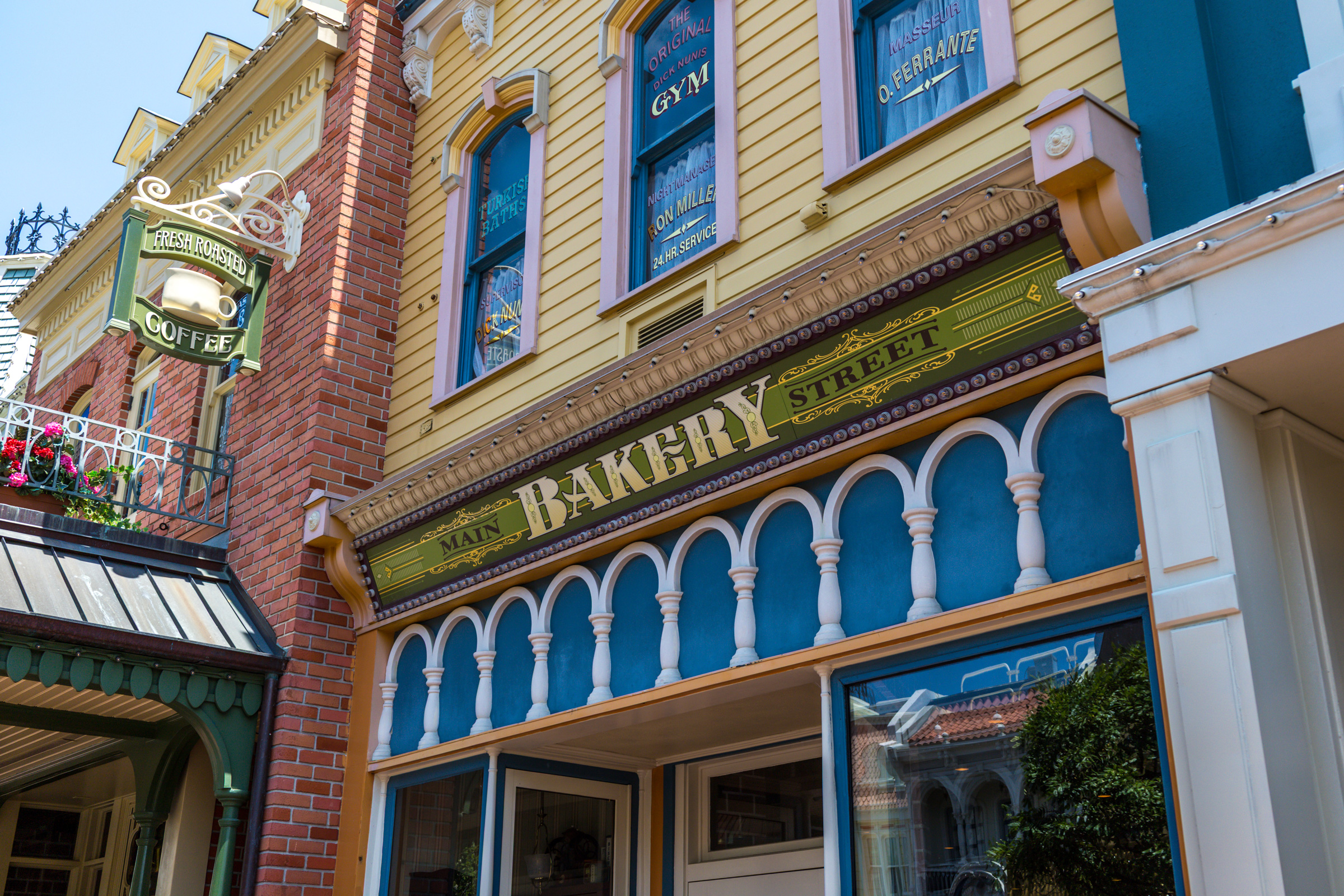 Main Street Bakery (Starbucks) at Walt Disney World | Attraction Insight