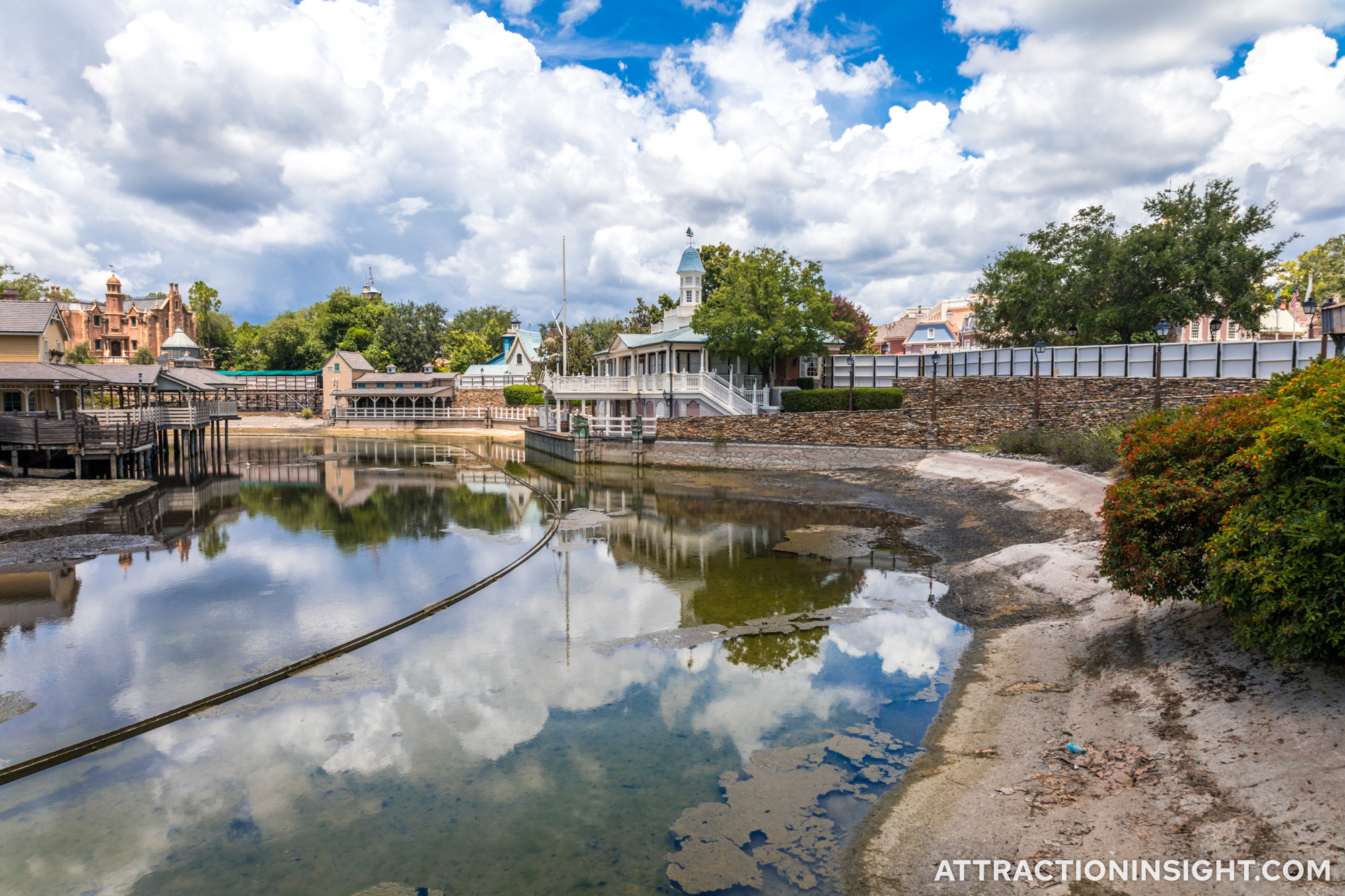 PHOTO REPORT: Rivers of America is Nearly Empty | Attraction Insight