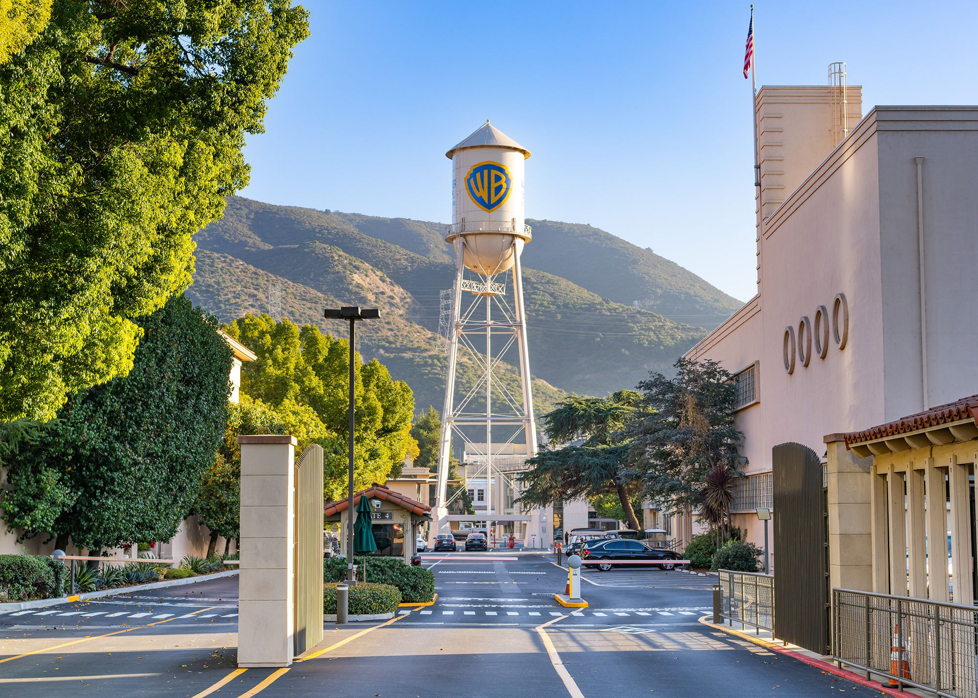 Warner Bros. Board Urges Shareholders to Reject Paramount Bid, Endorses ...